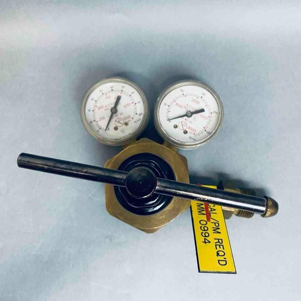 Smiths Argon Gas Regulator 3000 PSI CGA 580 — Life Sciences Trading
